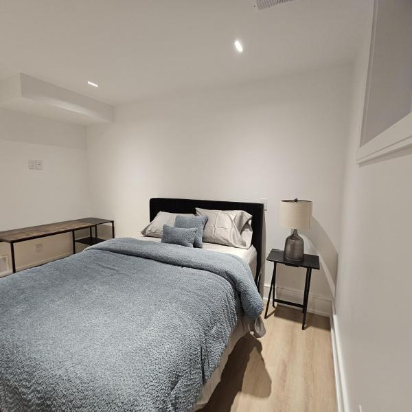 Spacious Bright 9ft Ceiling With Private Entrance - Milton