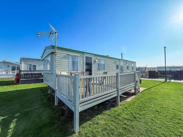Great 6 Berth Caravan With Side Decking In Heacham Ref 21054a - Heacham