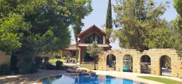 Stone Garden Oasis Cottage - Като Полемидия