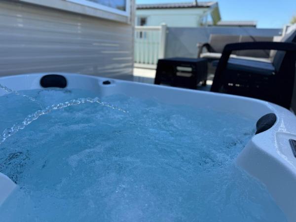 Fantasy Island Resort - The Pearl F10, With Hot Tub - Coastal Caravan Breaks - Ingoldmells