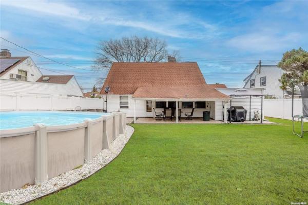 Villa With Amazing Pool & Yard Near Nyc & Queens - Freeport, NY