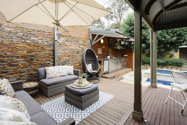 Luxurious Living With Fire Place & Parking - Box Hill