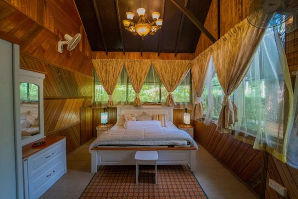 Escape To Nature Cozy Terrace Room By The River - Pahang