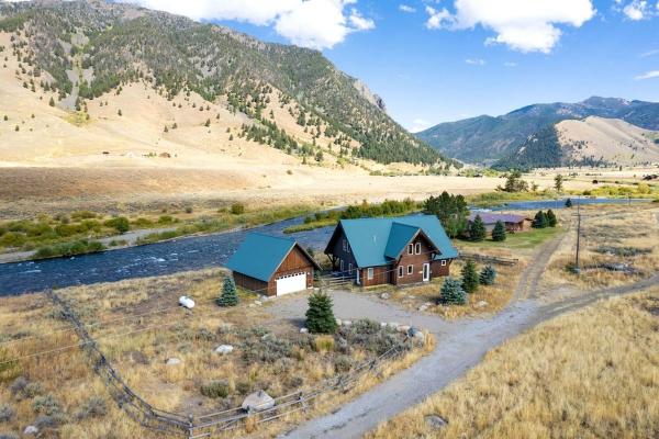 Remote Riverfront Cabin With Porch And Amazing Views In Montana - Montana