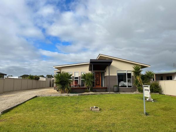 Jestalong House - Pet Friendly Outside - 4 De Guichen Dr - Robe, South Australia