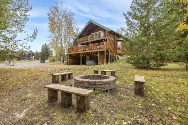 Wooden Spacious Cabin With Jacuzzi, Game Space And Fire Pit In Idaho - Idaho (State)