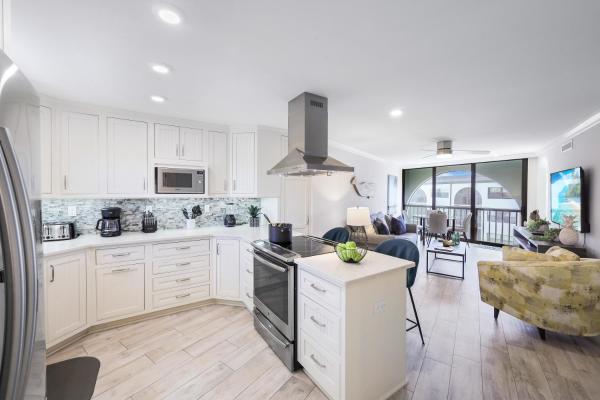 Fifth Floor Condo With Pools, Spas, Tennis And Dining - Marco Island, FL