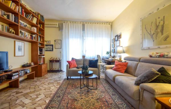 Stunning Apartment In Viareggio - Forte dei Marmi
