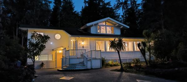 White House Tofino Downtown Villa - Tofino