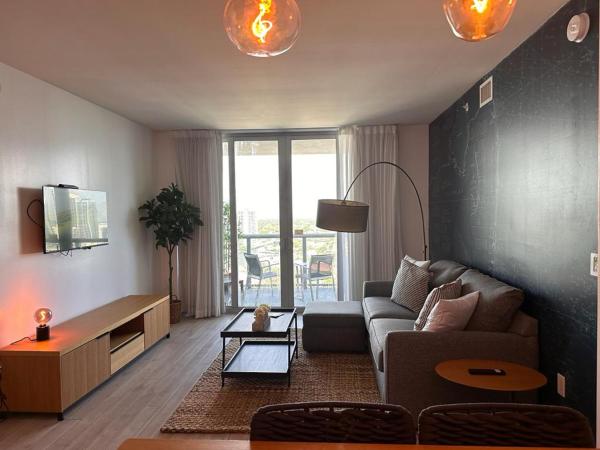 Cozy 1br Retreat Wpool Beachservice & Full Kitchen - Hallandale Beach, FL