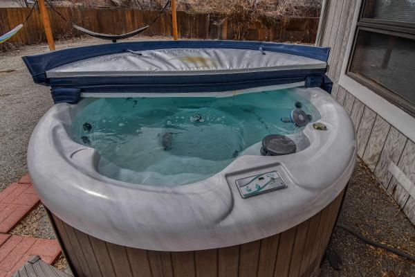 Sunny Family Home In Denver With Huge Yard And Hot Tub - Denver, CO