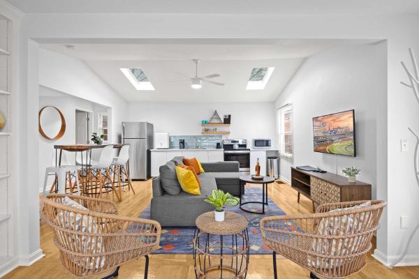 Cozy 2br Near Bourbon Trail + Backyard Access - Louisville
