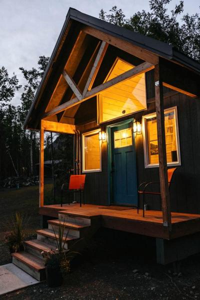 Gorgeous Tiny Cabin Placed In A Privileged Area In Anchorage, Alaska - Anchorage, AK