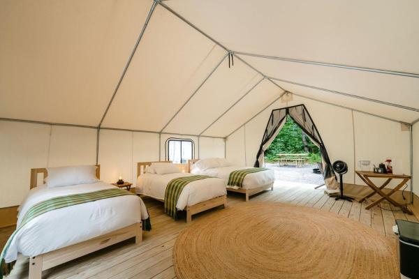 Large Safari Tent On The Hudson River, Perfect For A Family Glamping Getaway - Adirondacks