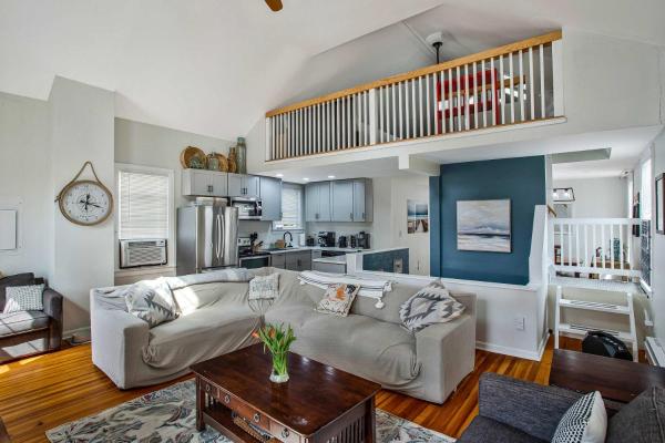 Charming Beach House Top Floor - Walk Everywhere - Chesapeake Beach, MD