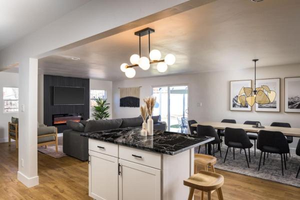 Spacious And Stylish Home With Hottub 12min To Downtown - Denver, CO