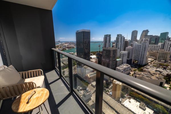 Modern Studio Apartment With Full Kitchen And Skyline Views - Key Biscayne, FL