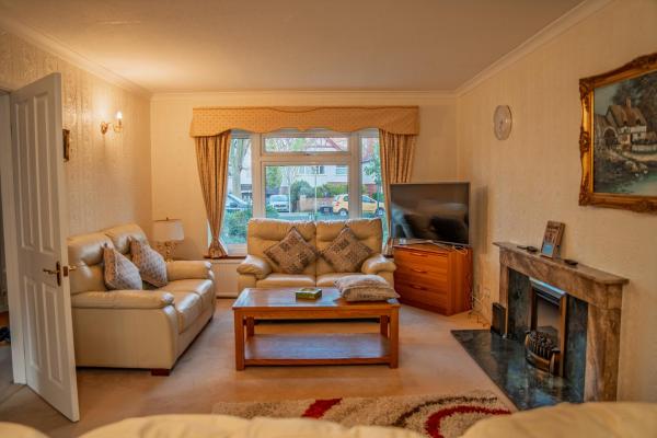 Farnborough Stay - 5 Bedrooms - Farnham
