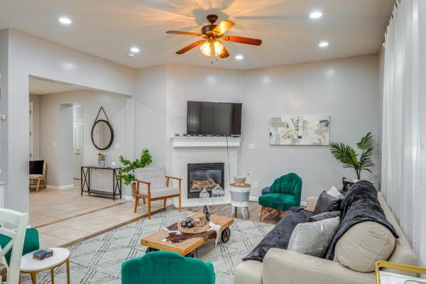 8 Mi To Beach Park Bakersfield Gem With Yard! - Bakersfield, CA