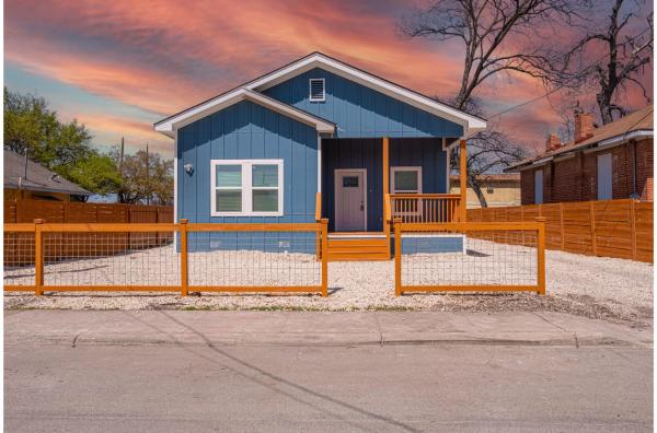 Sleek 4br3ba Urban Living W Downtown Views - San Antonio, TX