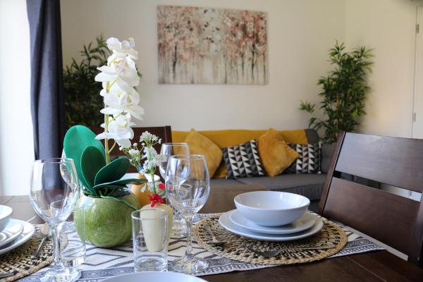 3 Bed Home For Contractors & Relocators With Parking, Garden & Wifi 5 Mins Walk To Town Centre & Train Station - スタッフォード