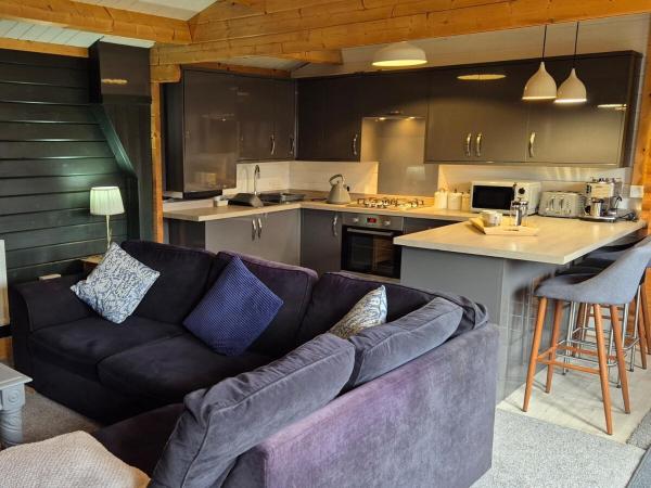 Chalet Close To Heathrow T5, Windsor Castle, Legoland, Thorpe Park, With Off Road Parking, Free Wifi, Private Garden, Spacious & Fully Equipped, Cozy Wood Burner & Comfy Sofa, Ideal For Exploring London With Trains To Waterloo, A Beautiful Unique Retreat - Hayes