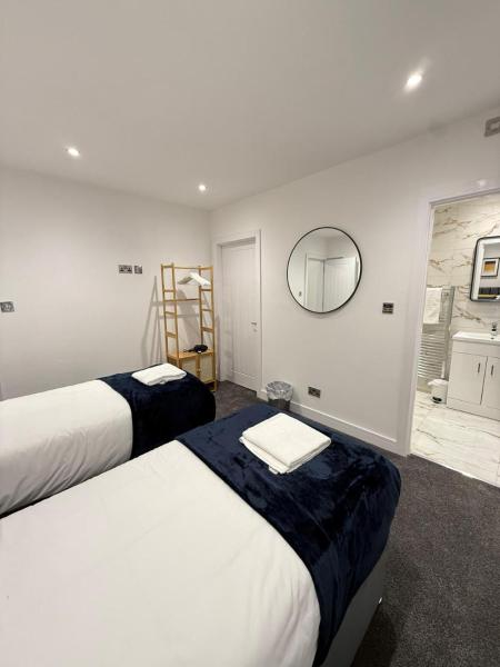 Spacious 4 Bed 4 Bath Stay With Free Parking - Rotherham