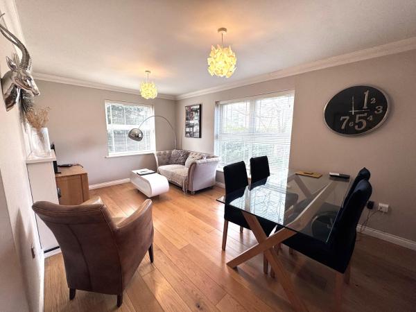 2 Bed 2 Bath Windsor Apartment & Parking 15cc - Slough