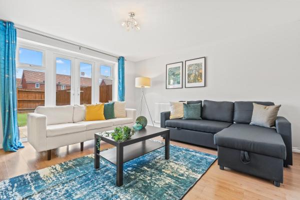 Stylish 4 Bedroom House In St Neots W Free Parking - St Neots
