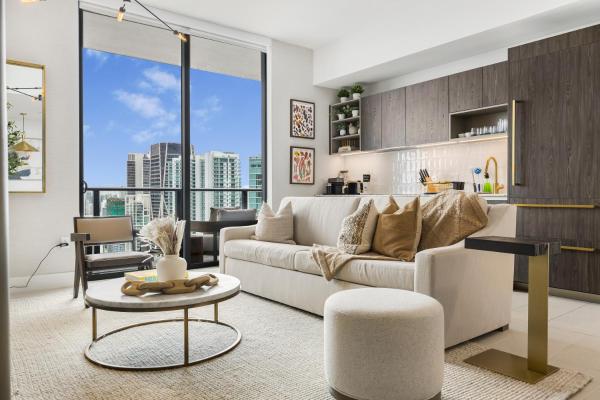 On The 49th Floor! Condo On Highest & Free Parking - Miami