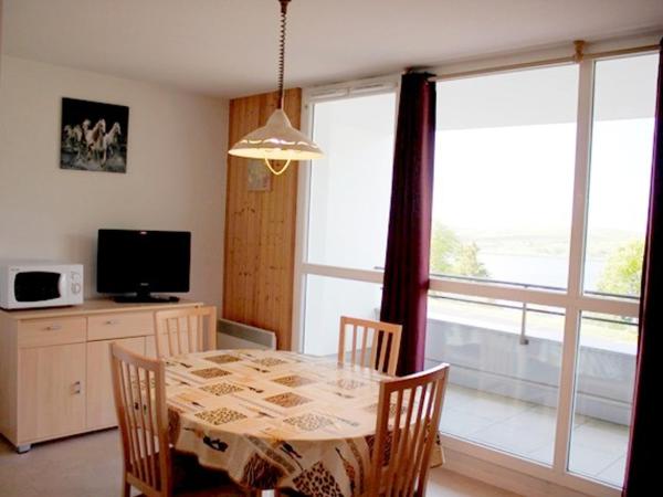 Appartement Sud Avec Terrasse Et Garage à Super Besse - Fr-1-814-96 - Auvergne