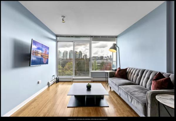 Spacious One Bedroom & Office Condo With Free Parking & Amenities - Vancouver