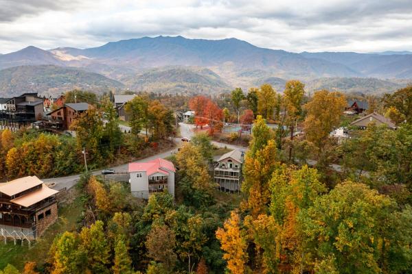 Red Roof Chalet Of The Smokies - Gatlinburg, TN