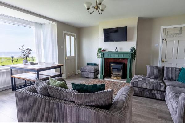 Beachfront Apartment - Ground Floor Apartment With Sea Views, Next To The Beach, Bridlington, North Yorkshire - Bridlington