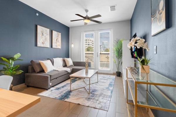 Apartmint At Bell Katy Trail - Dallas - Dallas, TX