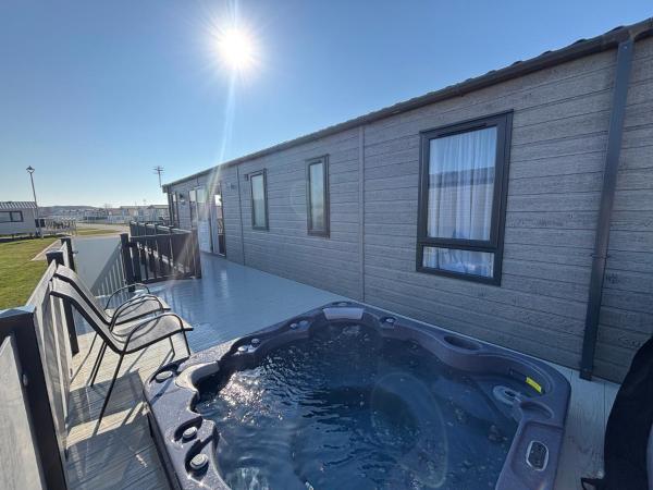 Golden Palm Resort - Palm Grove Lodge 1, Hot Tub, Wifi & Pet Friendly - Meadow Lakes Caravan & Lodge Hire - Chapel St Leonards