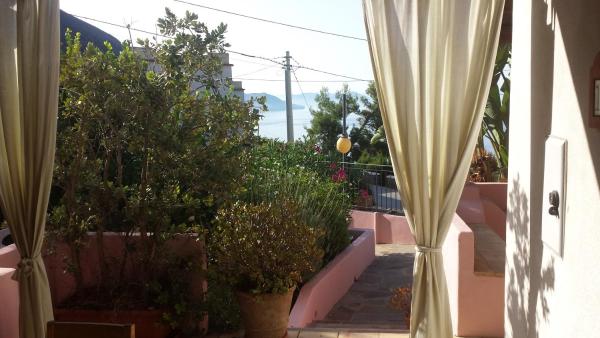 Salina Acroeoliano Monolocali In Villa - Lipari