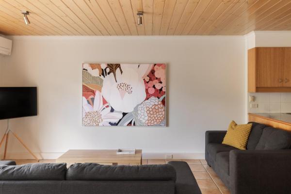 Cora Lynn - Apartment 3 - Lorne