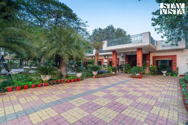 Stayvista At Leela Retreat With Bbq, Bonfire, Pool & Lawn - Sohna