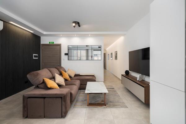 Modern 2bd Apartment With Spacious Layout & 2 Balconies - San Gwann - Malta International Airport (MLA)