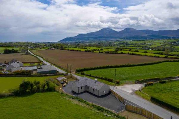 Roddys Cottage Three Bedroom With Hot Tub Sleeps6 - Down