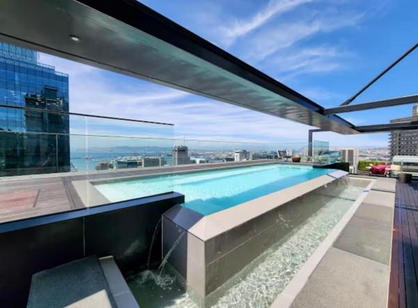Skyline Views Stylish Studio With Pool, Parking No Load Shedding - Camps Bay