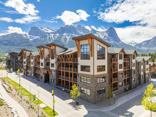 Spring Creek Luxury King One Bedroom At White Spruce Lodge - Canmore