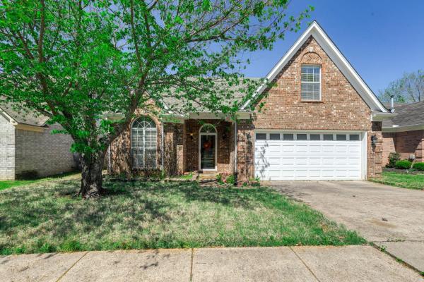 2 Mi To Shelby Farms Charming Family Home With Yard - Germantown, TN