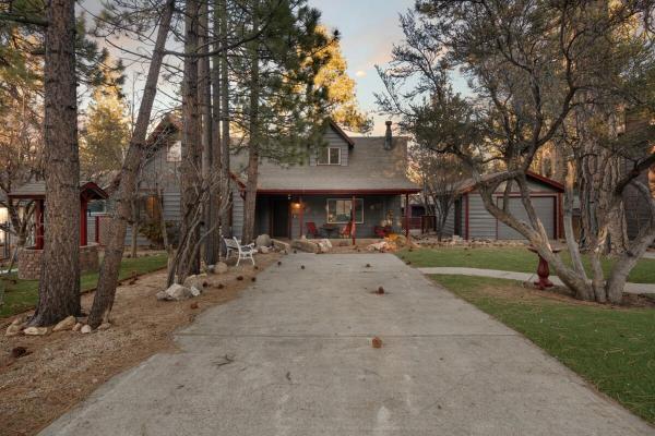 Little Red Cabin With A Hot Tub Bbq Plus Large Yard - Big Bear Lake, CA