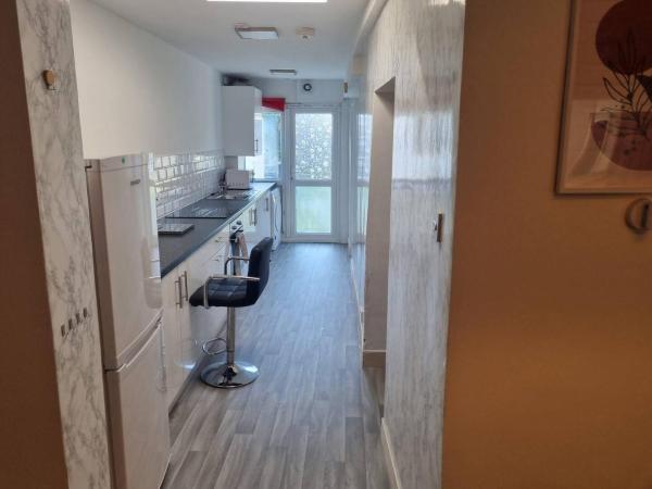 Gillingham 4-bed Stay - Wifi Parking Ldn Access - Chatham