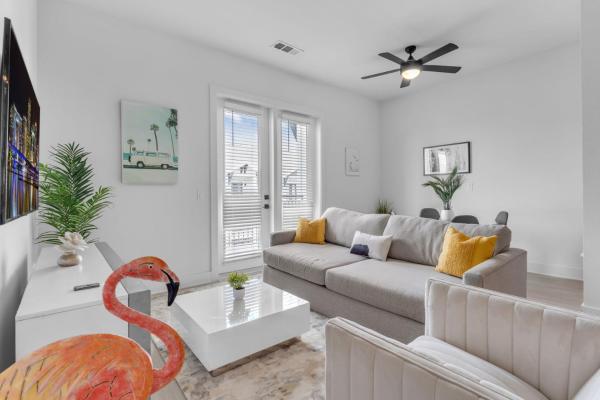 Beach Bliss Modern 3 Bed Oasis Mins From Shore - Apollo Beach, FL