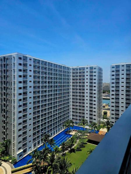 Hannah's Crib At Shore Residences With Balcony And Pool View - マニラ