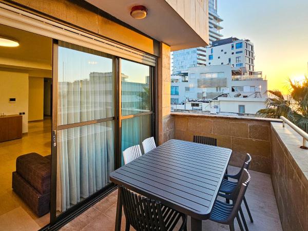 Upscale Family Home With Balcony, Parking Next To Beach By Feelhome - Tel-Aviv