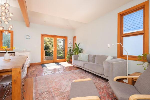 Cozy Heritage Home Near Main St - Burnaby